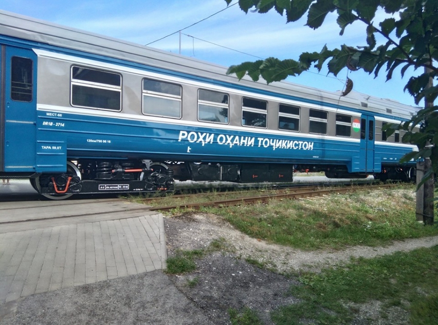 Pilt: Edelaraudtee vanad rongid on saanud uue kuue ja sõidavad ...